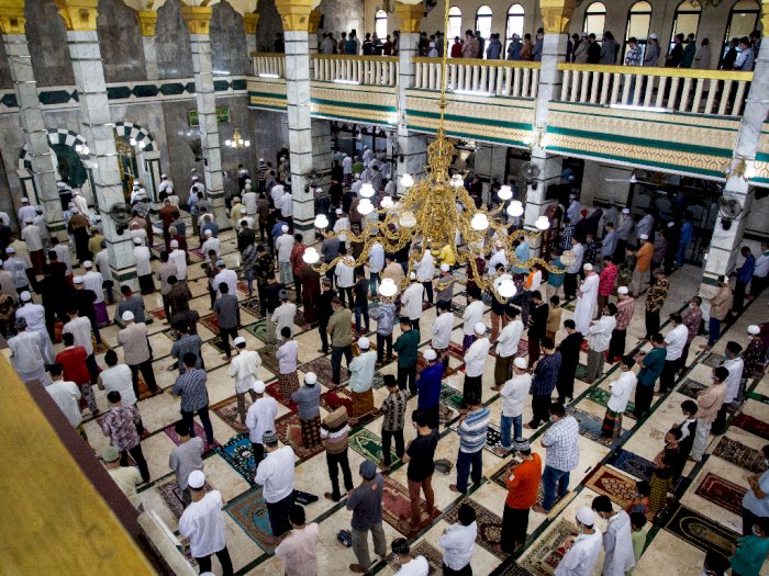 FOTO: Shalat Jumat di Masjid Istiqlal | Indozone.id FOTO: Shalat Jumat di Masjid Istiqlal | Indozone.id