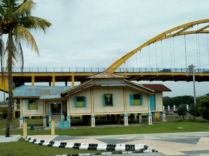 Rumah ‘The Real Sultan’! Bergaya Melayu Kuno Pakai Cat Emas Ratusan ...