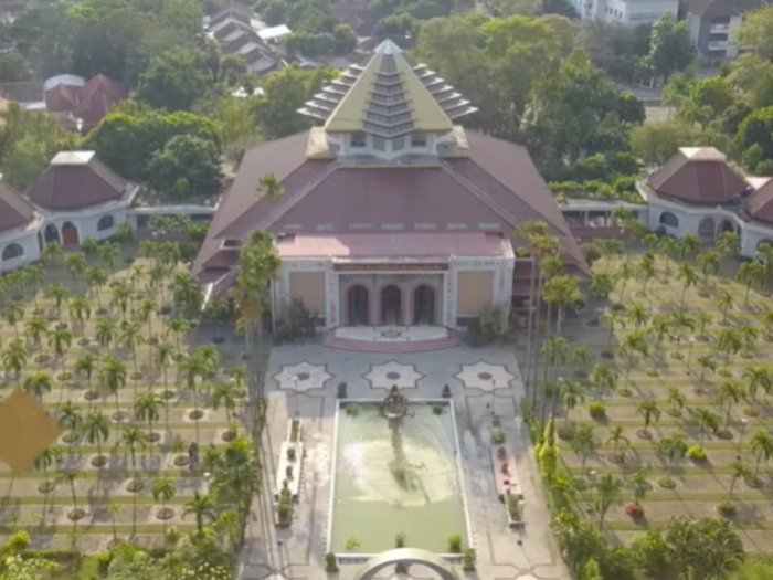 Wisata Religi di Masjid Kampus UGM yang Dibangun di Bekas Kuburan China ...
