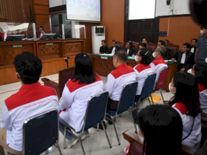 Sambil Tahan Tangis, Adik Brigadir J Ungkap Sempat Tak Diizinkan Lihat ...