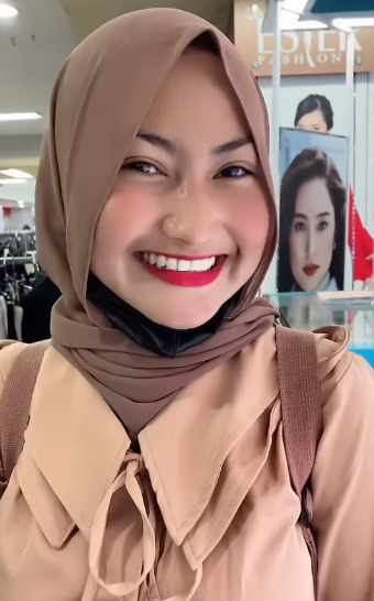 Potret Hijrah Novi Listiana, Biduan Dangdut Jadi Petani Berhijab Sejak ...