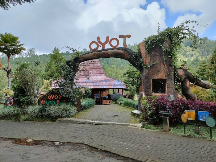 Omah Oyot, Berdiri Pakai Uang Iuran Warga, Kini Jadi Wisata Unggulan ...