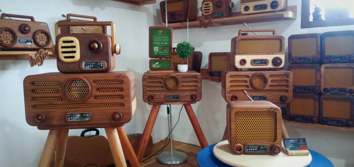 Bikin Bangga! Direquest Jokowi, Radio Kayu Asal Cianjur Jadi Suvenir ...
