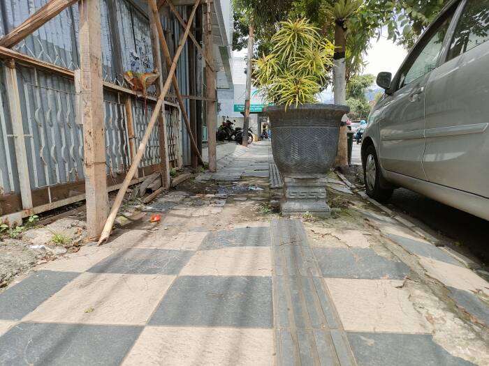 Awas! Jalur Guiding Block di Kota Ini Membahayakan Penggunanya ...