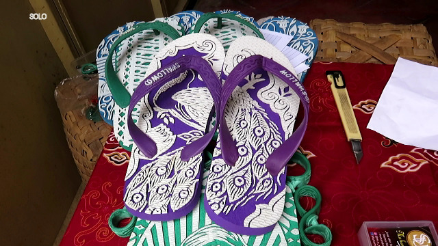 Gokil! Ukir Sendal Jepit Jadi Karya Seni, Pria Sukoharjo Banjir Pesanan ...