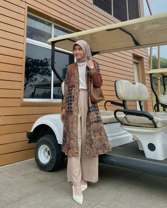 6 Model Baju Batik Atasan Wanita Terbaru, Cocok untuk ke Kantor ...