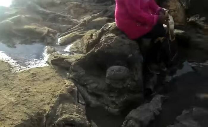 Legenda Malin Kundang Si Anak Durhaka Dikutuk Jadi Batu, Jejaknya di Pantai Air Manis - Indozone ...