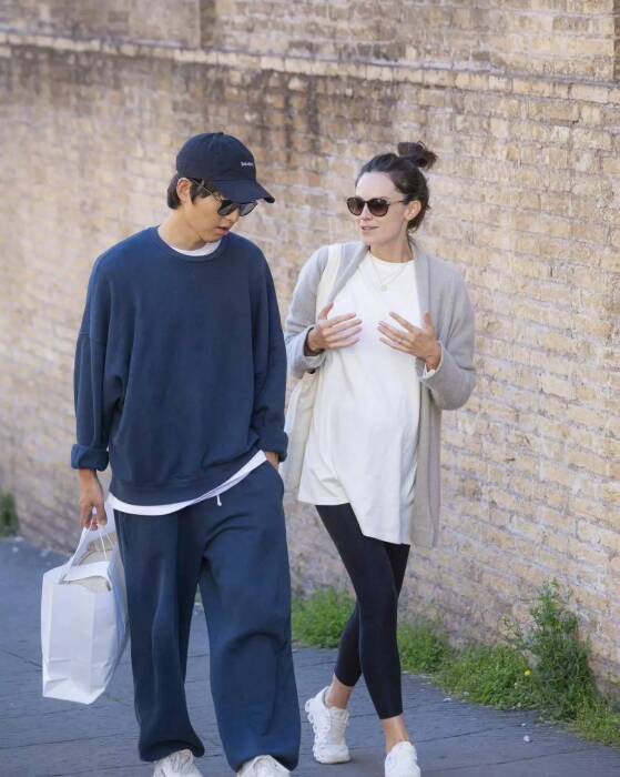 Resmi Jadi Ayah Intip Potret Song Joong Ki Temani Katy Louise Saunders Belanja Di Roma
